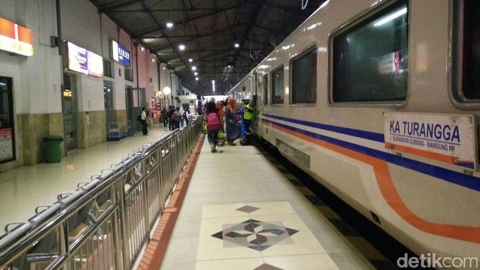 Profil Kereta Api Turangga: Rute, Sejarah, dan Catatan Tragis