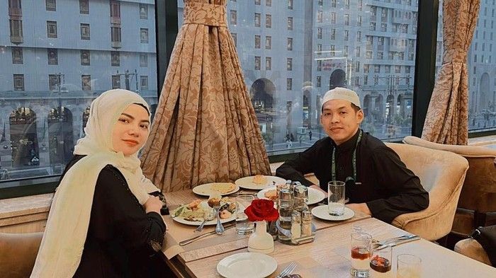 Kisah Kontroversial di Balik Ibadah Umrah: Dinar Candy dan Koh Apex