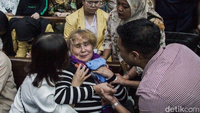 Tangis Ibunda Warnai Sidang Vonis Helena Lim di Pengadilan Tipikor
