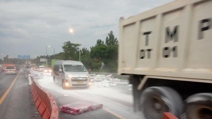 Kecelakaan di Tol Cipularang: Truk, Minibus, dan Penyebab Utama