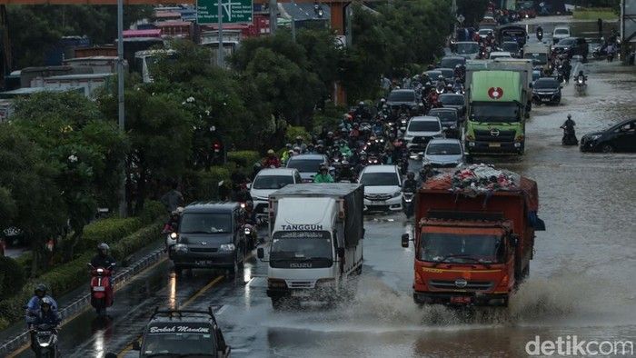 Banjir di Jalan Ahmad Yani Bekasi Mulai Surut, Lalu Lintas Masih Tersendat