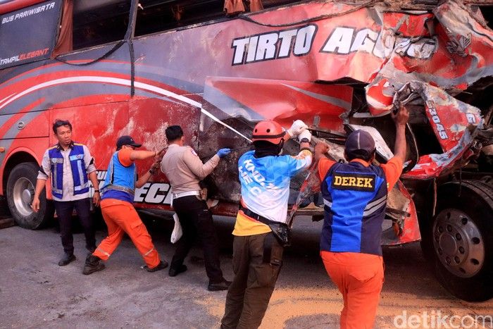 Tragedi Kecelakaan di Tol Pandaan: Truk Melorot Hantam Bus Rombongan Pelajar