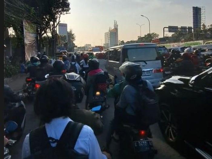 Macet Luar Biasa di TB Simatupang: Proyek Perbaikan Jalan Jadi Penyebab Utama