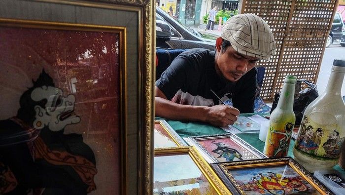 Membuat Suvenir Kaca Lukis di Solo Art Market