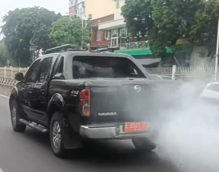 Mobil Pelat Merah yang Keluarkan Asap Tebal Masuk Bengkel