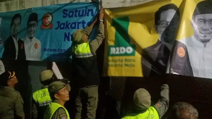 Pilkada Jakarta Memasuki Masa Tenang, Petugas Bersihkan Spanduk dan Baliho Kampanye
