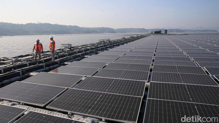 PLN Ungkap PLTS Terapung Terbesar di Asia Tenggara di Danau Cirata