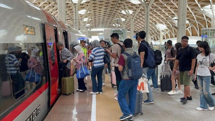 Naik Kereta Cepat Whoosh Kini Praktis Tanpa Cetak Tiket, Ini Cara Scan ...