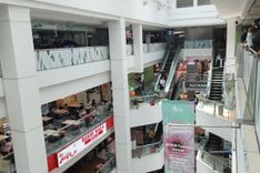 Plaza Atrium Senen Tetap Hidup Meski Pailit: Potret Suasana Mal yang ...